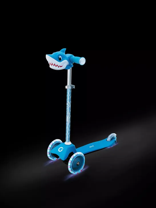 Lot 1629: BOXED EVO SHARK LIGHT UP MINI CRUISER RRP £29.99 - 4939765 ...