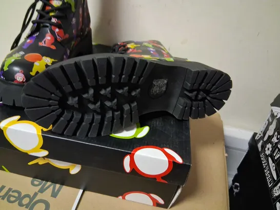 Lot 112: BRAND NEW BOXED TELETUBBIES X KOI SUPERDROME MILITARY BOOTS ...