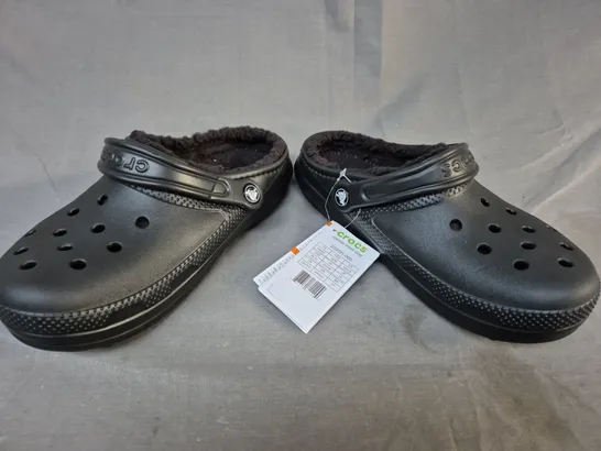 Lot 1090: PAIR OF CROCS CLASSIC LINED CLOGS IN BLACK UK SIZE M5/W6 ...