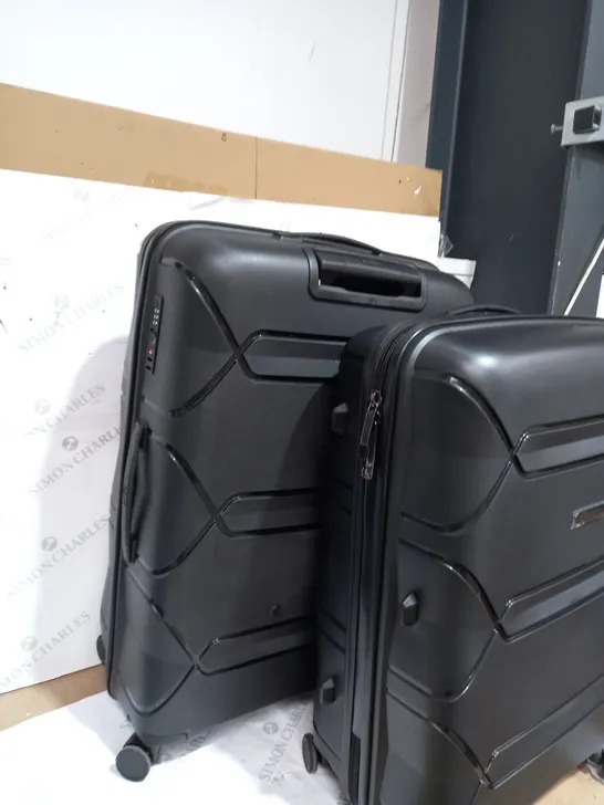 Lot 8121: HEYS DURAFLEX 3 PIECE LUGGAGE SET & VANITY CASE - 4425359 ...