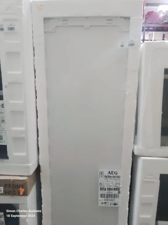 Lot 66: AEG 6000 SERIES TALL INTEGRATED FRIDGE 310L MODEL SKE818E1DC ...