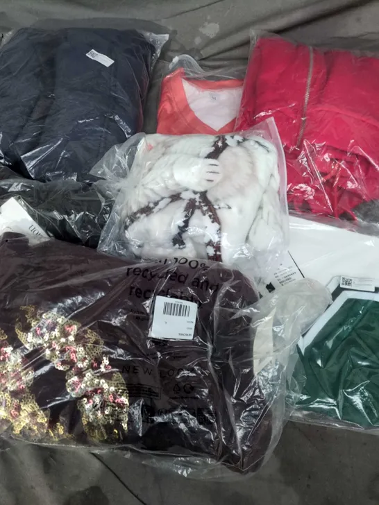 Lot 3139: APPROXIMATELY 35 ASSORTED CLOTHING ITEMS IN VARIOUS SIZES ...