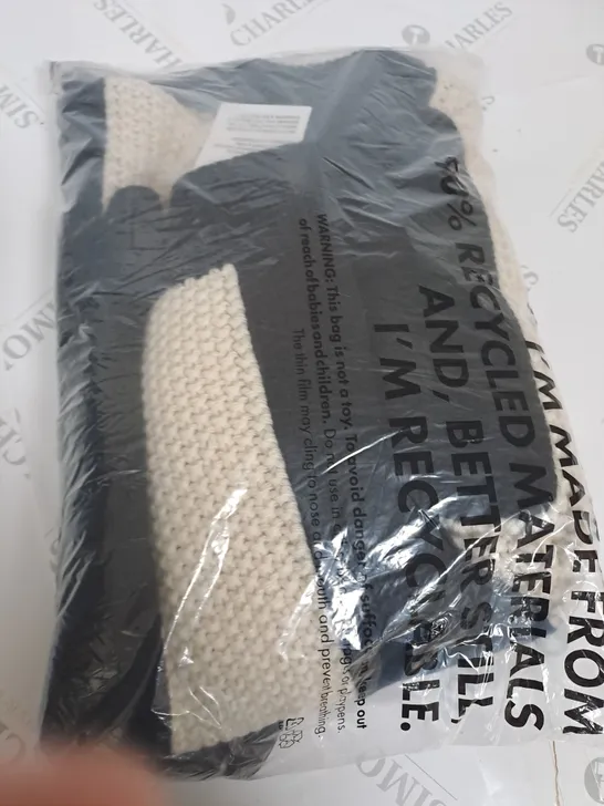 Lot 671: PACKAGED ASOS KNITTED PREMIUM CHUNKY WIDE JUMPER - SIZE MEDIUM ...