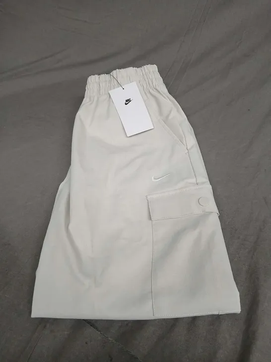 Lot 5059: NIKE LOGO OVERSIZED FIT CARGO PANTS - SIZE M - 5062757 ...