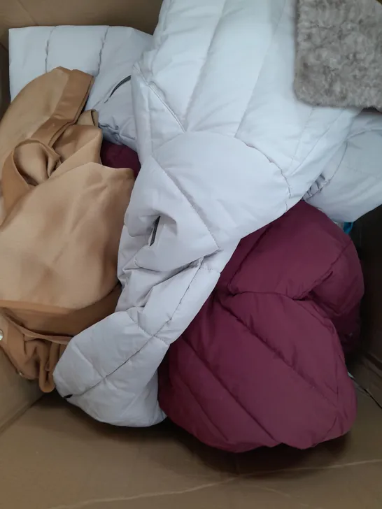 Lot 1252: BOX OF APPROXIMATELY 15 ASSORTED CLOTHING ITEMS IN VARIOUS ...