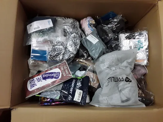 Lot 1035: LARGE QUANTITY OF ASSORTED CLOTHING ITEMS TO INCLUDE SOCKS ...