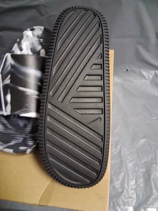 Lot 37: BOXED NIKE CALM SLIDE SE SIZE 8 - 5123370 | Simon Charles ...