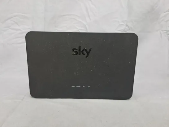 Lot 3164: SKY SR203 ROUTER – SKY BROADBAND HUB - 5352673 | Simon ...