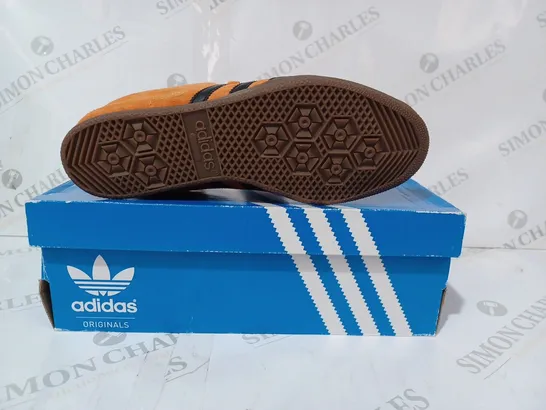 Lot 5077: BOXED PAIR OF ADIDAS TRIMM STAR SHOE SIN ORANGE/BLACK UK SIZE ...