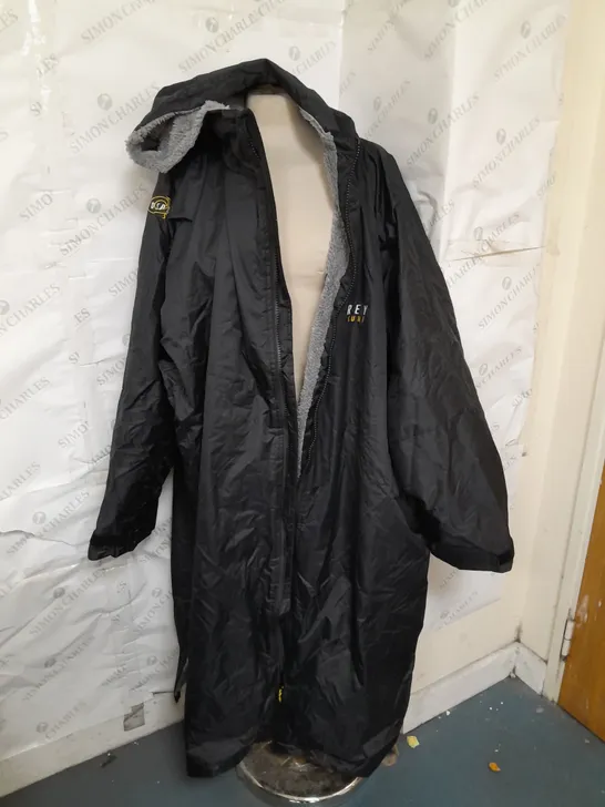 Lot 2055: OSPREY ACTION SPORTS HOODED CHANGING ROBE XL - 4927581 ...
