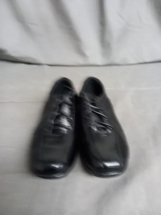 Lot 6204: BOX OF APPROXIMATELY 10 PAIRS OF LAND COMMANDER BLACK LEATHER SHOES IN VARIOUS SIZES ...