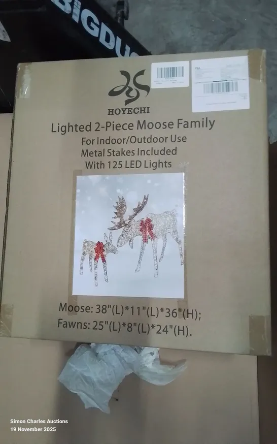Lot 717: BOXED LIGHTED 2 PIECE MOOSE FAMILY LED CHRISTMAS DECORATION ...