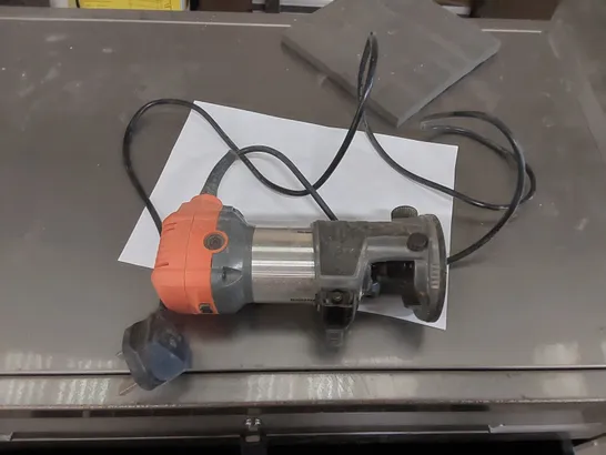Lot 15: CORDED COMPACT ROUTER - 5067890 | Simon Charles Auctioneers