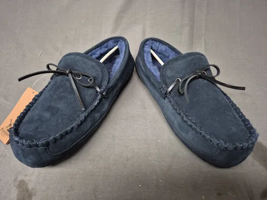 Lot 7251: BOXED PAIR OF FENLAND MEN'S MOCCASIN CLASSIC SCUFF SLIPPERS ...