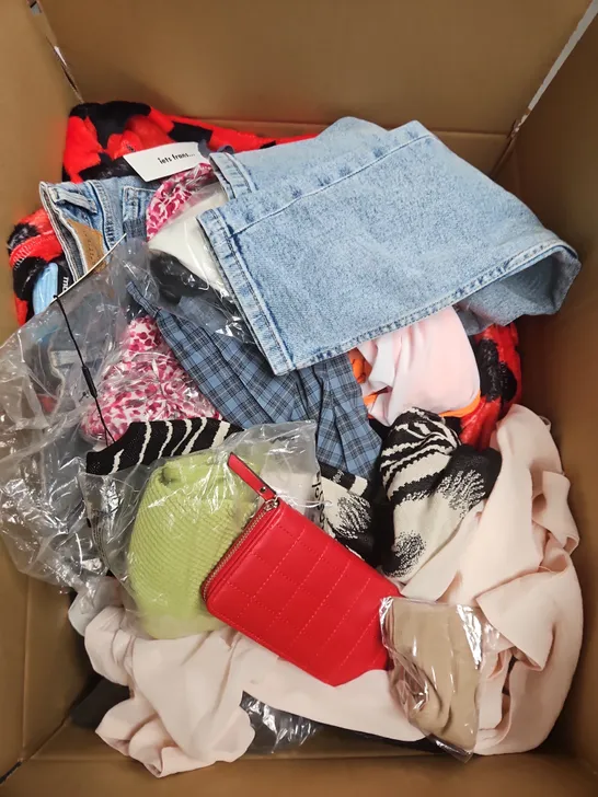 Lot 1415: APPROXIMATELY 25 ASSORTED CLOTHING ITEMS IN VARIOUS STYLES ...