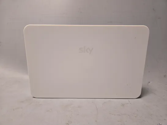 Lot 9573: BOXED SKY BROADBAND WIFI MAX HUB SR213 DUAL BAND WI-FI 6 ...