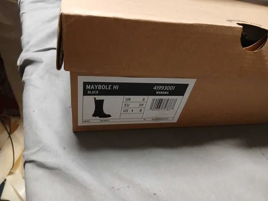 Lot 934: DR. MARTENS MAYBOLE HI BOOTS - BLACK LEATHER - UK 6 (US 8 ...