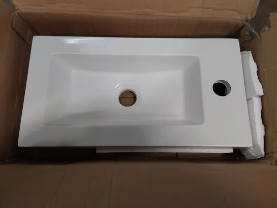 Lot 916: BOXED 440MM SMALL BATHROOM VANITY UNIT (2 BOXES) - 4950101 ...