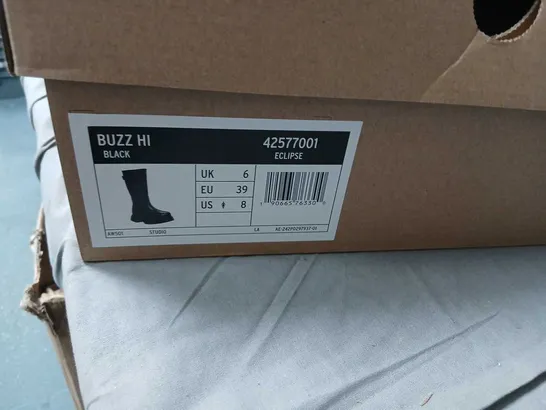 Lot 20: DR. MARTENS BUZZ HI BOOTS - BLACK ECLIPSE, UK6 (EU39) - 5350923 ...