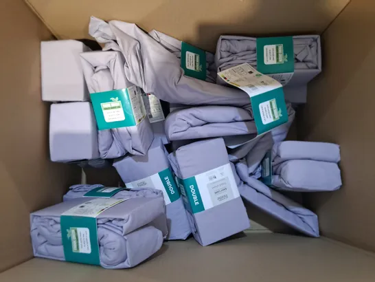 Lot 2920: LOT OF APPROXIMATELY 18 DOUBLE FITTED BEDDING SHEETS IN ...