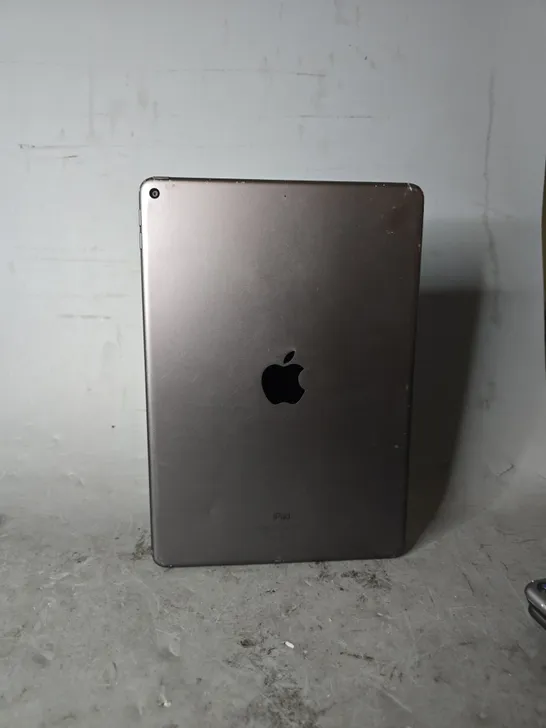 Lot 6443: APPLE IPAD AIR A2152 - 5223232 | Simon Charles Auctioneers