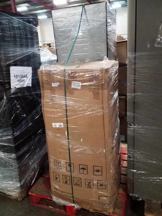 Lot 767: FRIDGEMASTER FRIDGE FREEZER 55CM 256L BLACK AND FRIDGEMASTER ...