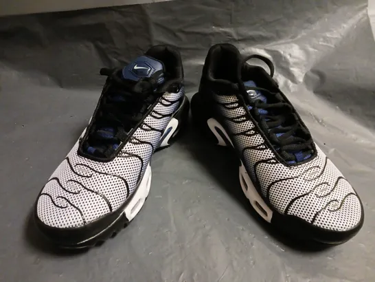 Lot 1022: PAIR OF NIKE TN AIR SHOES IN WHITE/BLACK GRADIENT UK SIZE 6 ...