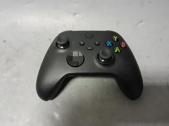 Lot 2244: XBOX WIRELESS CONTROLLER IN BLACK - 5114061 | Simon Charles ...