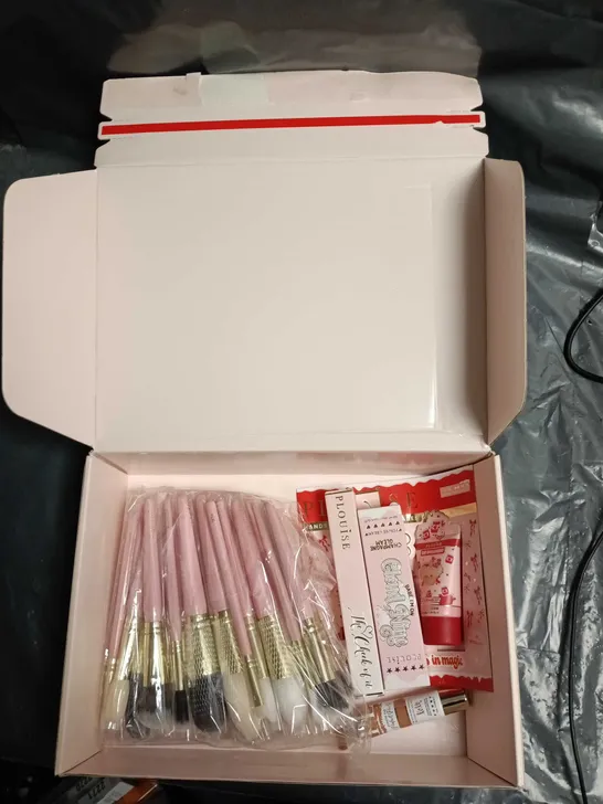 Lot 2465: P LOUISE MAKE-UP BRUSH SET+COSMETIC BASE+HAND CREAM+STROBE ...