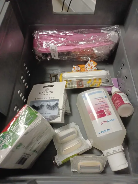 Lot 1433: APPROXIMATELY 20 ASSORTED COSMETIC PRODUCTS INCLUDE - ESTRID ...