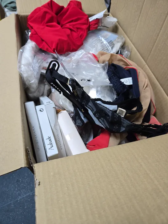 Lot 3355: BOX OF APPROXIMATELY 25 ASSORTED CLOTHING ITEMS INCLUDING ...