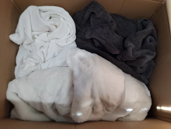 Lot 2897: LOT OF APPROXIMATELY 15 ASSORTED BEDDING AND SOFT FURNISHING ...