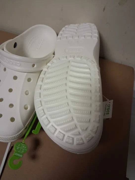 Lot 6: CROCS BAYA PLATFORM CLOG SIZE 8 - 5154037 | Simon Charles ...