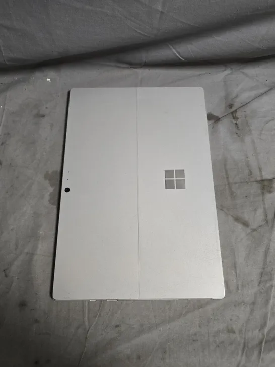 Lot 4069: MICROSOFT SURFACE PRO 1796 TABLET - 5445199 | Simon Charles ...