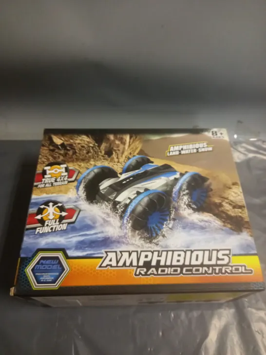 Lot 9404: AMPHIBIOUS RADIO CONTROL ALL TERRAIN CAR - 4886607 | Simon ...