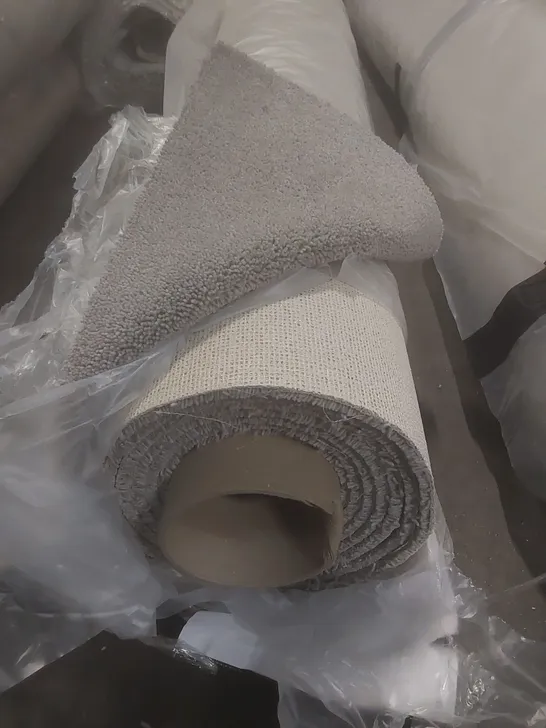 Lot 162: ROLL OF QUALITY TUDOR TWIST CLASSIC DRIZZLE CARPET // SIZE ...