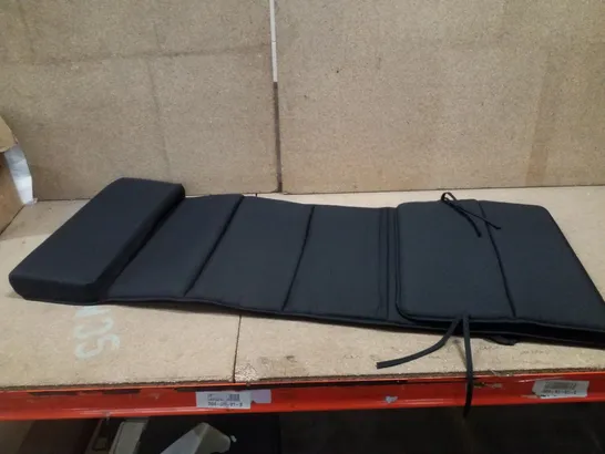 Lot 510: BOXED CHAISE LOUNGE GARDEN SEAT/BACK CUSHION - 5312068 | Simon ...