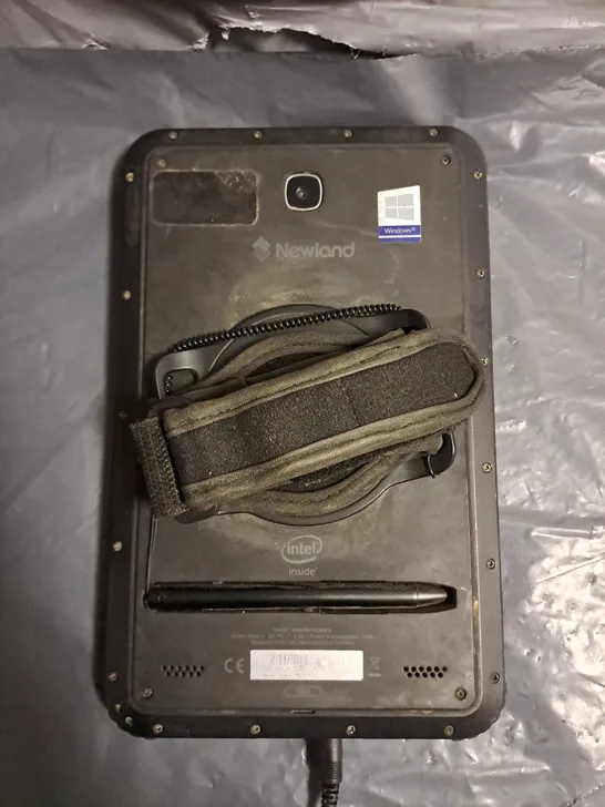Lot 8630: NEWLAND WINDOWS TABLET NQUIRE NQ800 2 WITH BARCODE SCANNER ...