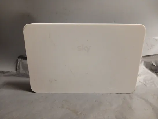 Lot 1174: SKY BROADBAND WIFI MAX HUB SR213 DUAL BAND WI-FI 6 WIRELESS ...