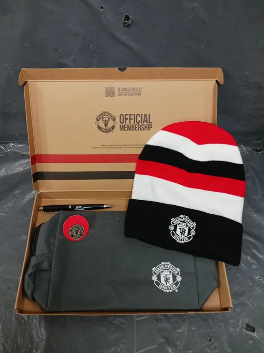 Lot 3097: MANCHESTER UNITED MEMBERSHIP MERCHANDISE SET - 4986340 ...