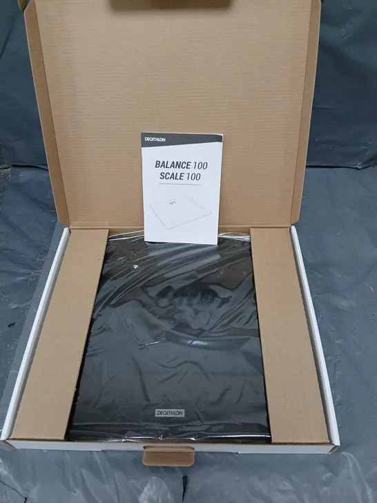 Lot 3942: BOXED DECATHLON BALANCE 100 SCALE 100 - 5136099 | Simon ...