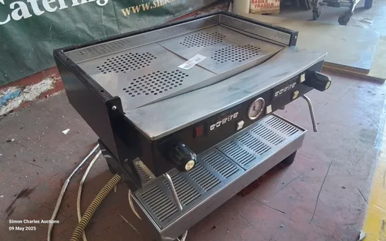 Lot 21: LA MARZOCCO LINEA CLASSIC 2 GROUP COMMERCIAL ESPRESSO MACHINE ...