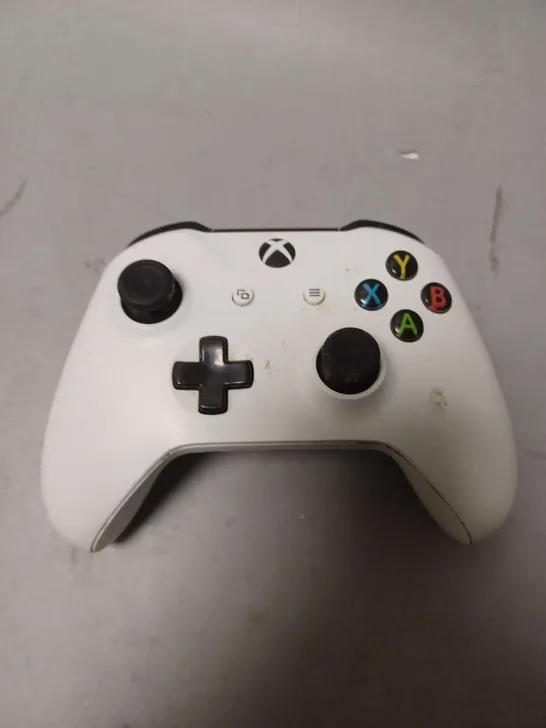 Lot 1512: UNBOXED XBOX ONE WHITE CONTROLLER - 4833094 | Simon Charles Auctioneers