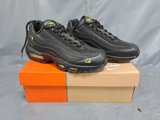 Lot 4005: BOXED PAIR OF NIKE AIR MAX 95 SP SHOES IN BLACK SIZE UK 8 ...