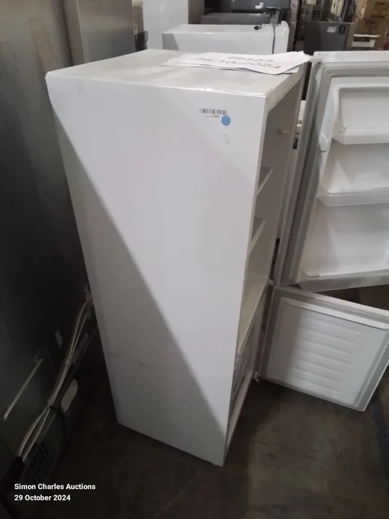 Lot 334: FRIDGEMASTER 50cm FREESTANDING 60/40 FRIDGE FREEZER IN WHITE ...