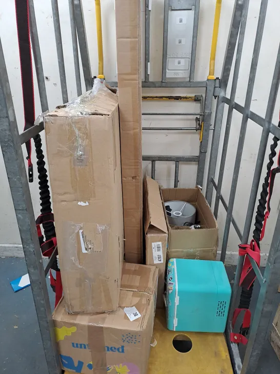 Lot 3719: CAGE OF APPROXIMATELY 6 ASSORTED ITEMS TO INCLUDE - MINI ...