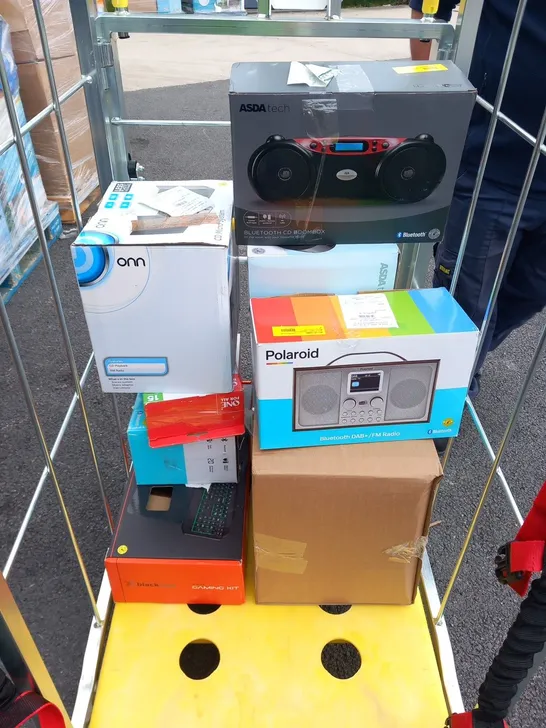 Lot 45: CAGE OF ASSORTED ELECTRICALS TO INCLUDE; ONN CD MICRO SYSTEM ...