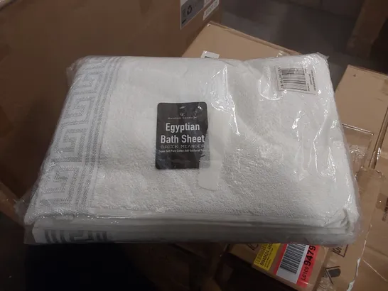 Lot 1044: BAGGED 3 PIECE BATH SHEET SAME-SIZE BALE - 5521208 | Simon ...