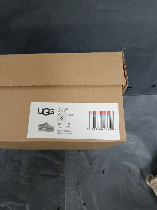 Lot 2068: BOXED PAIR OF UGGS WOMENS TAZZ UK 6 - 5143709 | Simon Charles ...