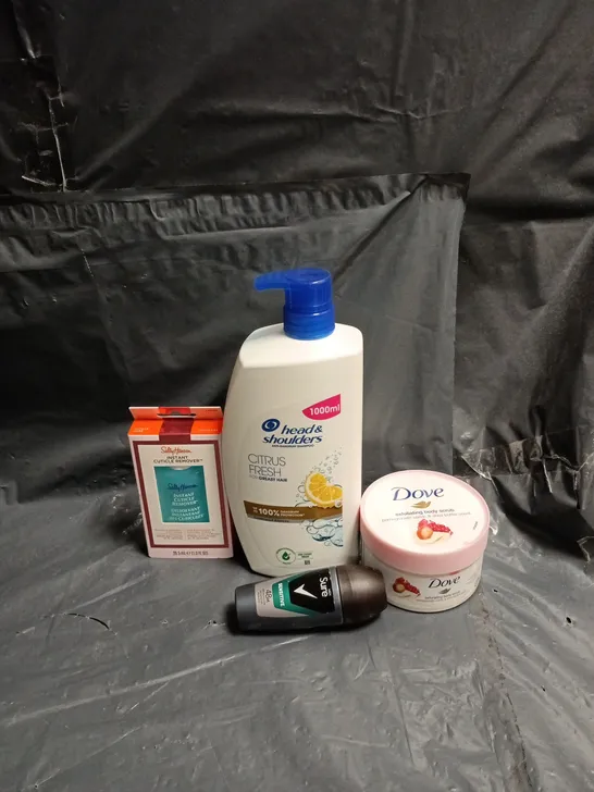 Lot 2801: APPROXIMATELY 15 ASSORTED ITEMS OF COSMETICS INCLUDING DOVE ...